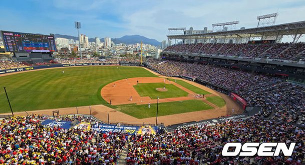 PS 입장 수입 이미 104억, KBO 흥행 초대박 행진…KS 1차전도 매진, PS 17G 연속 만원 관중 [KS1] : 네이트 스포츠