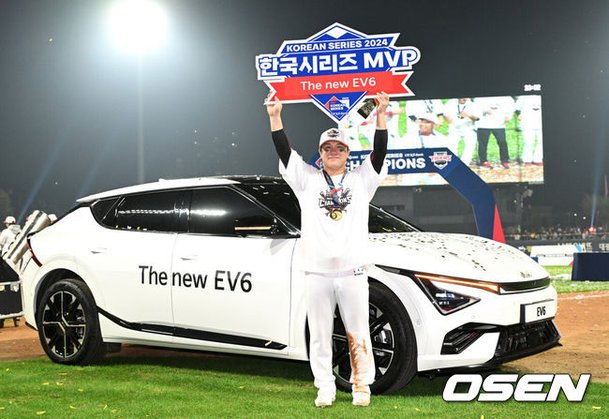 "1표 차이였어요?" 우승 감독도 놀랐다, KS MVP 역대급 초박빙…자동차 주인은 김선빈 : 네이트 스포츠