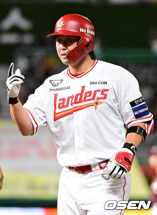 "우리가 섭섭하게 했다면 몰라도…" 100억대 올인한 SSG, 'FA 최대어' 최정도 화답할까 : 네이트 스포츠