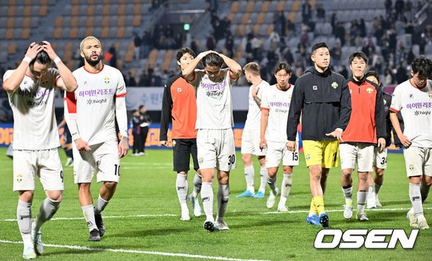 [사진]0-4 대패에 아쉬워하는 강원FC : 네이트 스포츠