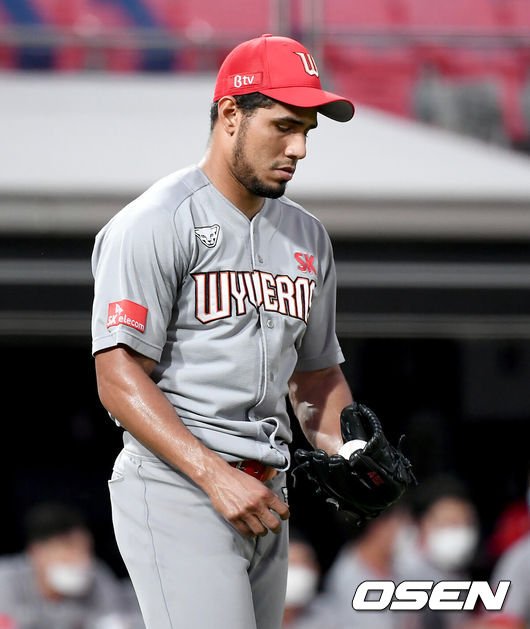 'KKKKKK' 5이닝 무실점…'ERA 6.17' KBO 최초 흑역사 외인의 대반전, 프리미어12 첫 승 이끌다 : 네이트 스포츠