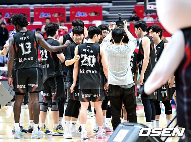 [사진]정관장 상대 69-58 승리 기뻐하는 KT : 네이트 스포츠