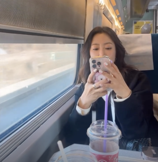 김희선, KTX에서 만나면 이런 모습…"올타임 레전드 미녀답네" : 네이트 연예