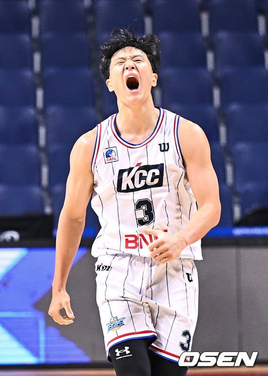 '허웅 4쿼터 막판 미친 4연속 3점슛' KCC, 필리핀 메랄코에 대역전승…EASL 첫 승 신고 : 네이트 스포츠