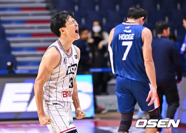 '허웅 4쿼터 막판 미친 4연속 3점슛' KCC, 필리핀 메랄코에 대역전승…EASL 첫 승 신고 : 네이트 스포츠