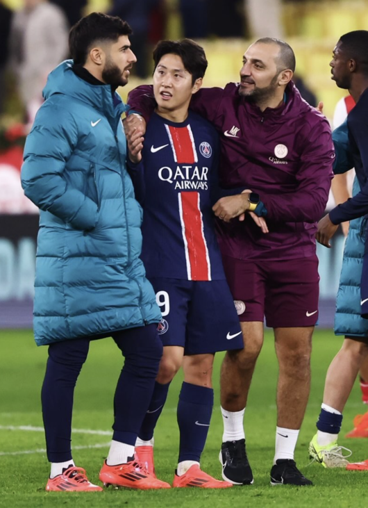 '택배 코너킥' 이강인, PSG 4-2 승리 이끈 '1도움' 활약…日 미나미노와 '미니 한일전' 완승 : 네이트 스포츠