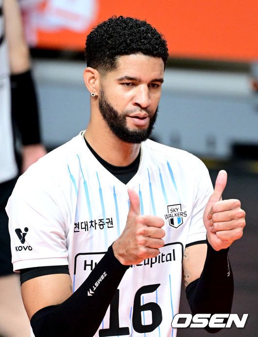 '31표 중 21표' 레오, 통산 10번째 MVP 등극…13연승 이끈 정관장 메가도 MVP : 네이트 스포츠