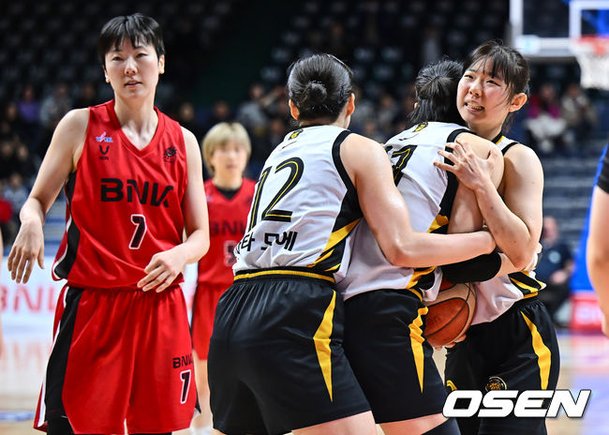 '연장전서 KB에 발목 잡혔다' BNK, 창단 첫 정규리그 우승 꿈 날아가나 : 네이트 스포츠