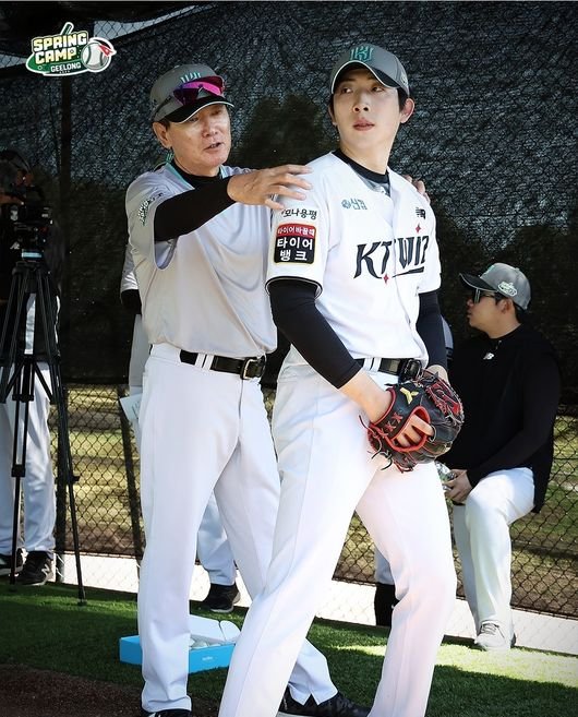 이래서 155km 1차지명 우완 내줬나…"와 볼 죽이네 힘이" 강철매직 감탄 연발, 트레이드 성공신화 보인다 : 네이트 스포츠