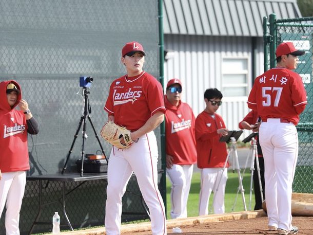 '올해도 키포인트는 ABS 적응' SSG, 첨단장비 도입해 낮아진 S존 적응 훈련 "공이 S존 통과했는지 보여서 좋다" : 네이트 스포츠