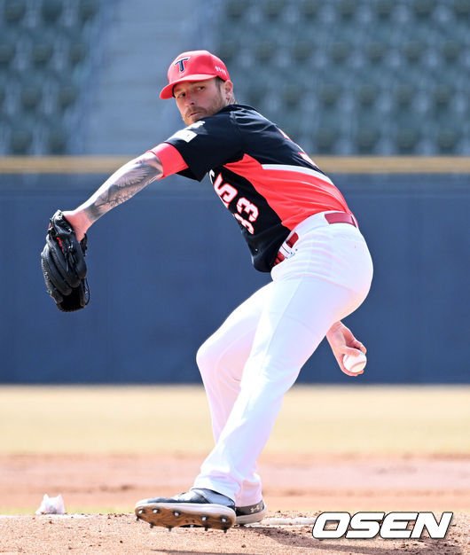 "구위+컨트롤 다 좋아, 기대된다" 152km 쾅! 14억에 KIA 택한 현역 빅리거, 어떻게 꽃감독 사로잡았나 [오!쎈 잠실] : 네이트 스포츠