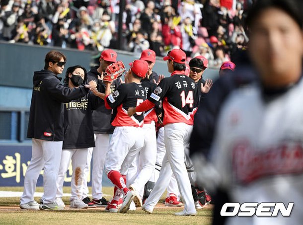 "구위+컨트롤 다 좋아, 기대된다" 152km 쾅! 14억에 KIA 택한 현역 빅리거, 어떻게 꽃감독 사로잡았나 [오!쎈 잠실] : 네이트 스포츠