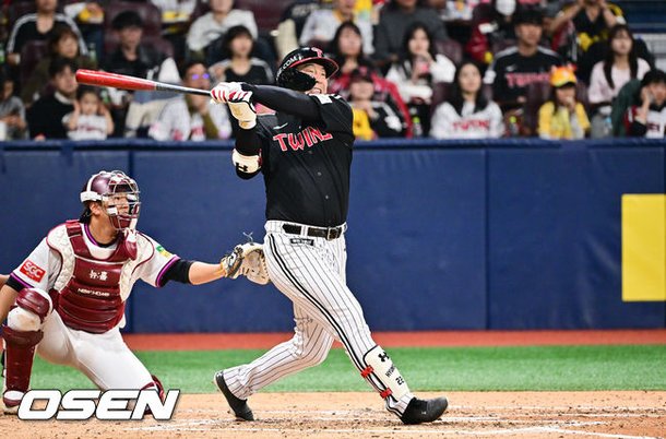 [사진]안타 김현수,'KBO 통산 4번째 2400안타 달성 순간' : 네이트 스포츠