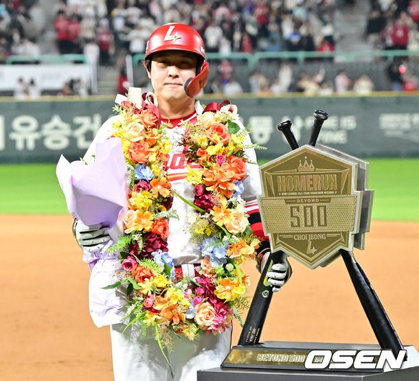 [사진]최정,'KBO리그 최초 500홈런 금자탑' : 네이트 스포츠