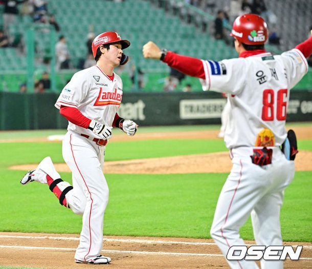 [사진]최정,'KBO리그 최초 500홈런, 담담하게 그라운드 돌며' : 네이트 스포츠