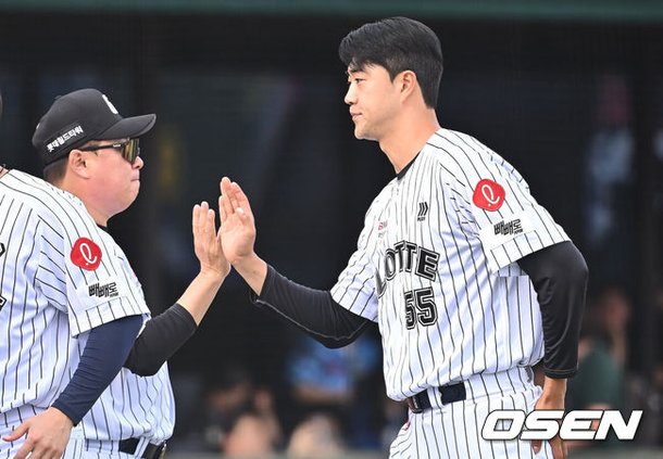 "내년에 외인 타자 2명 생각도 했는데…" 김태형도 설렜다. 157km 1차지명 제구 잡혔다면 외인 3명 선택이 달라진다 "아쉽다" : 네이트 스포츠
