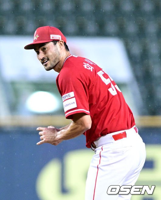 '선발 부상 교체' 두산, 하늘이 도왔다! SSG에 5-0 강우콜드 승리…박신지 1139일 만에 승리+양의지 3타점 [잠실 리뷰] : 네이트 스포츠