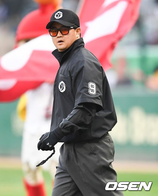 KBO 이기중 심판위원, 역대 33번째 1500경기 출장 '-1' : 네이트 스포츠