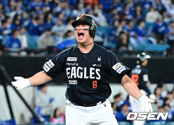 병살타 찬물→역전 투런포, 노시환 결자해지…류현진 패전 지웠다, PO 2G 연속 홈런 폭발 [PO3] : 네이트 스포츠