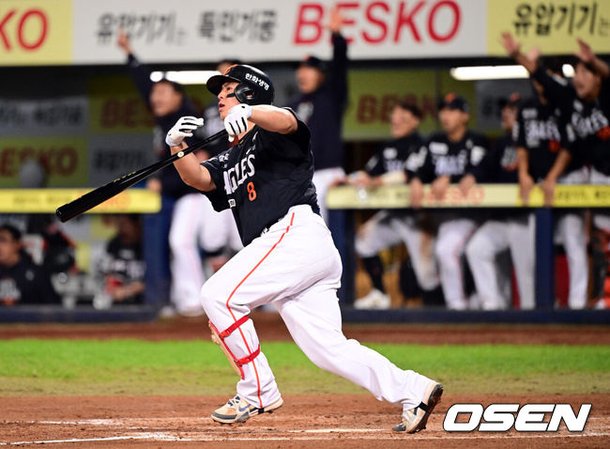 병살타 찬물→역전 투런포, 노시환 결자해지…류현진 패전 지웠다, PO 2G 연속 홈런 폭발 [PO3] : 네이트 스포츠