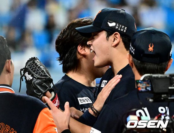 폰·와·류 15실점 무너졌는데…문동주 KKKKKK 혼자 다 막았다, 삼성 추격 의지 꺾은 '4이닝 완벽투' [PO3] : 네이트 스포츠