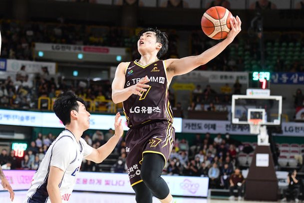 '타마요 20점-최형찬12점' LG, KCC 제압하고 공동 1위로 : 네이트 스포츠