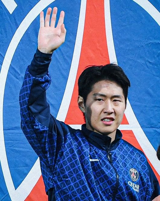 '이강인(25, 토트넘)' 초대박 이적 막고, '18살 괴물' 경쟁자 영입…'韓 축구 핵심' 이강인 미래, PSG에 묶였다 ...