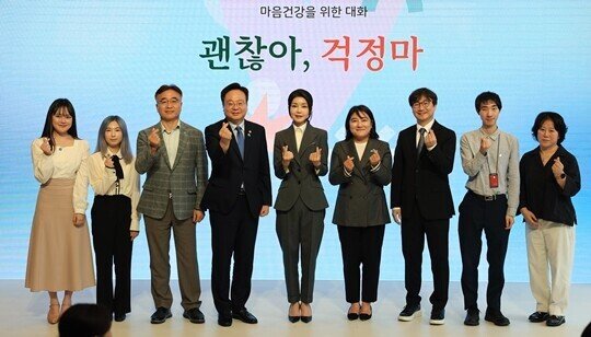 First lady Kim Kun-hee and Naver's Chae Seon-ju signed a business ...
