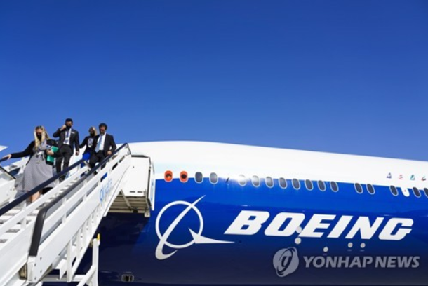 Delta Airlines Boeing 767 flew back after an emergency slide fell : 네이트 뉴스