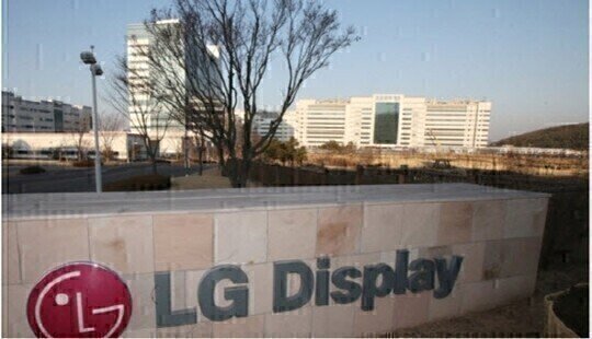 LG Display Begins Mass Production of World's First 40-inch P2P Automotive Display : 네이트 뉴스
