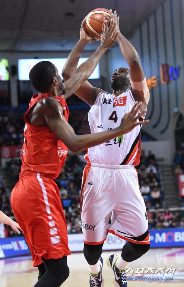 랜드리 결승골 KT, KCC 꺾고 3연패 탈출 공동 4위 : 네이트 스포츠