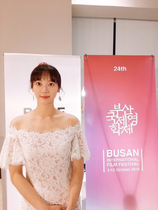 [SC-BIFF] '신예' 김미수, 제24회 BIFF 레드카펫 참석…'청순美' 과시 : 네이트 연예