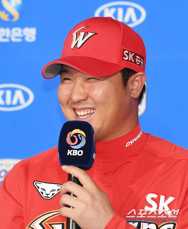 SK PS에서 빨간 유니폼 입은 최 정 재치있는 입담 "이게 예쁘다. 상대방에게 방심을 준다" : 네이트 스포츠