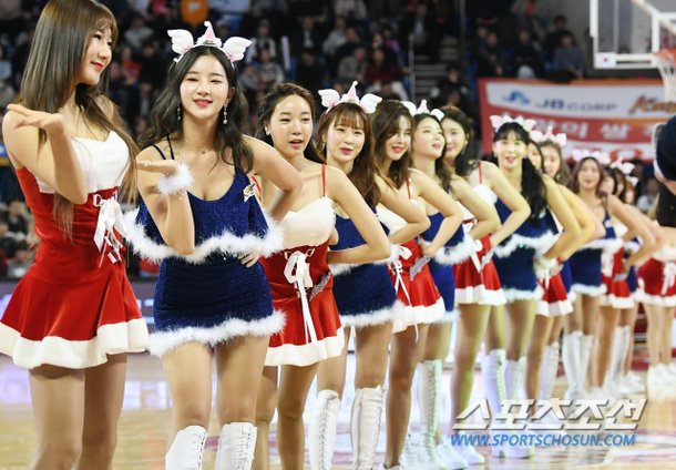 [현장스케치]'크리스마스엔 S-더비!' 7634명 KBL 흥행 보증수표, 오빠들 배려도 빛났다 : 네이트 스포츠