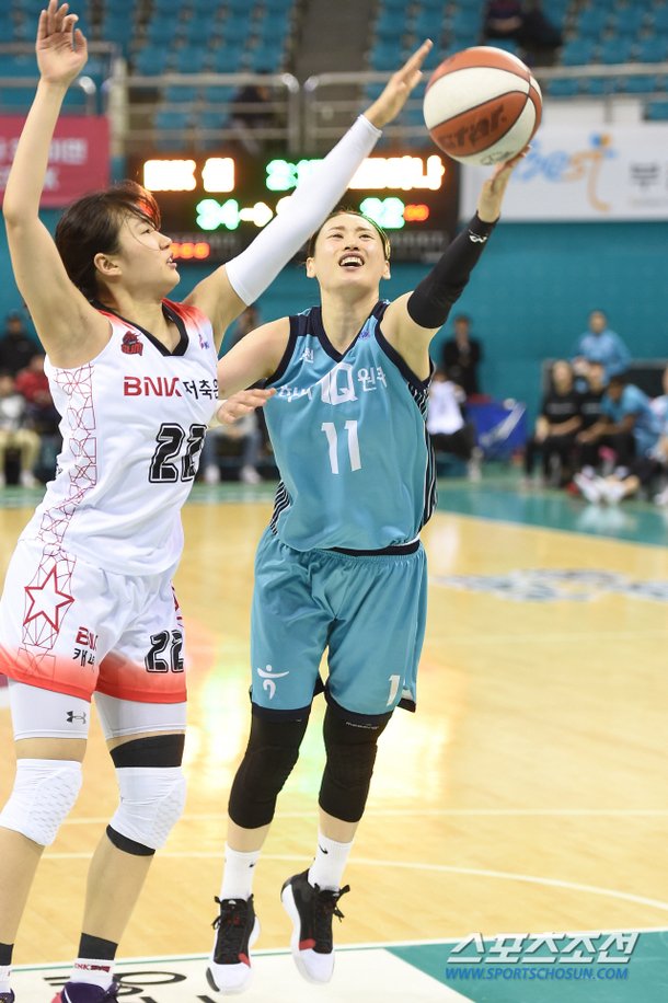 KEB하나, 역전극으로 BNK 꺾고 단독 3위 등극 : 네이트 스포츠