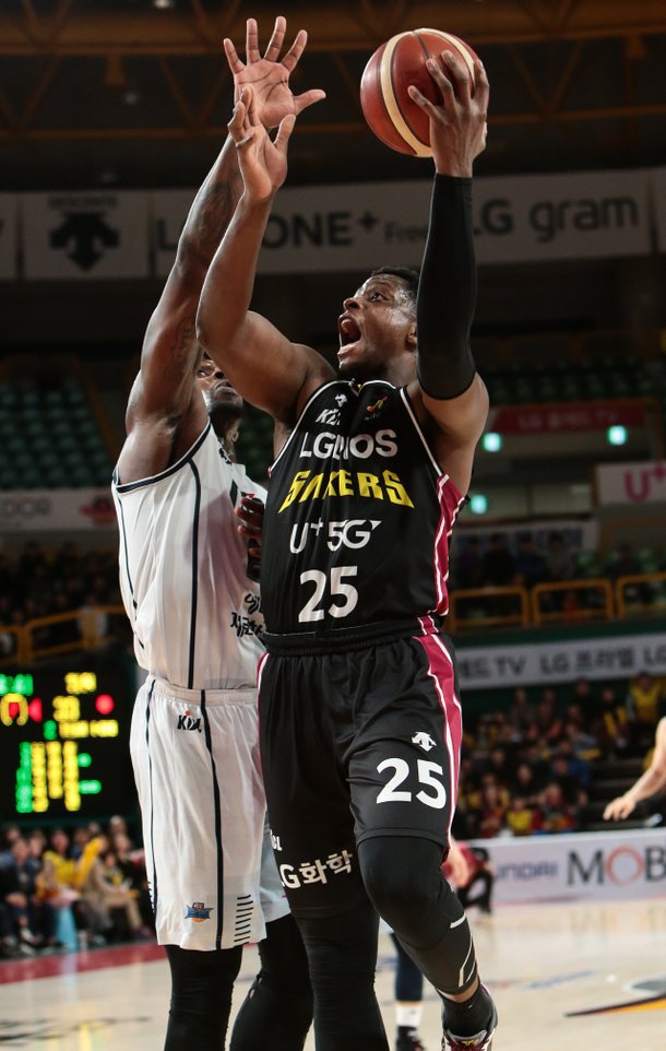 '라렌 더블더블' LG, KCC 잡고 2연패 탈출(종합) : 네이트 스포츠