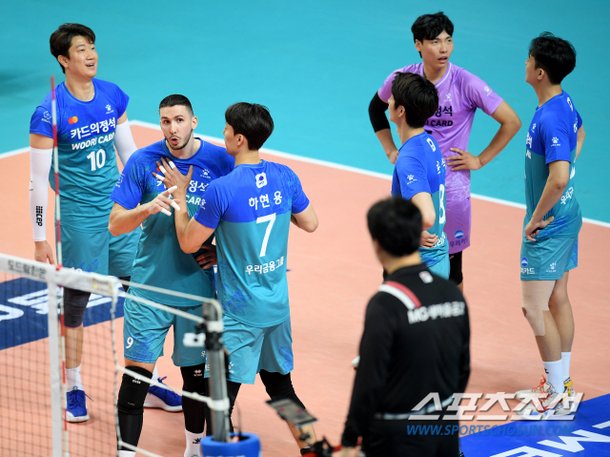 FIVB 규칙-KOVO 로컬룰 상충으로 빚어진 '포지션 폴트' 논란, KOVO "오심 맞다" 이유는? : 네이트 스포츠