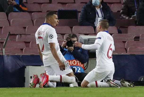 [UCL리뷰]'음바페 해트트릭'PSG, '메시 PK골' 바르셀로나에 4대1 역전승 : 네이트 스포츠