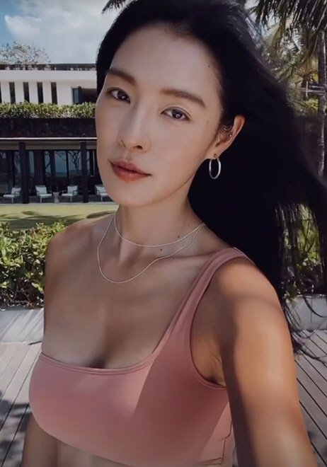 '168cm·51kg' 가희, 발리살더니 과감해졌네…브라톱만 입고 활보 '건강한 섹시美' : 네이트 연예