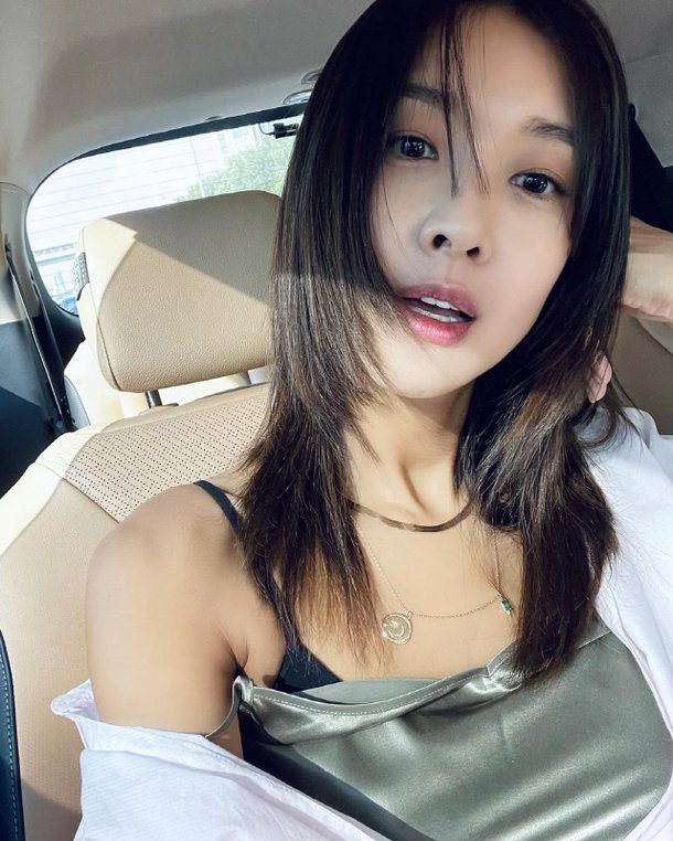 '75→52kg' 김빈우, 셔츠 풀어헤치고 은근한 노출…감량 후 노출도 과감 : 네이트 뉴스