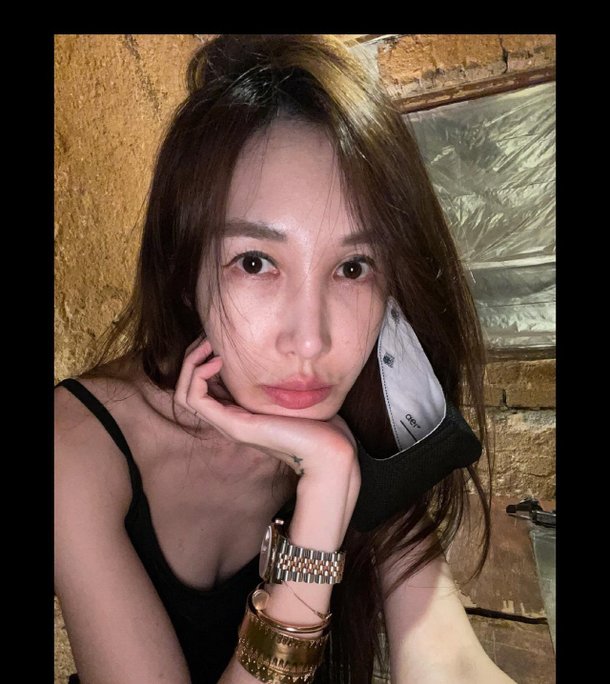 '엄태웅♥' 윤혜진, 170cm·47kg의 과감한 노출…움푹 파인 쇄골에 "언니 여며요!" : 네이트 연예