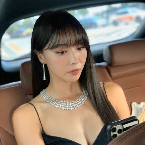 오윤아, 볼륨 강조한 과감한 드레스…클래스가 다른 '170cm·53kg' 무보정 몸매 | 네이트 연예