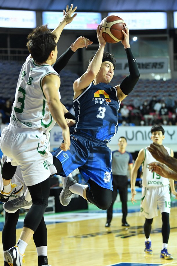 '위기를 딛고' DB,KCC 5연승 저지 공동1위 도약 : 네이트 스포츠