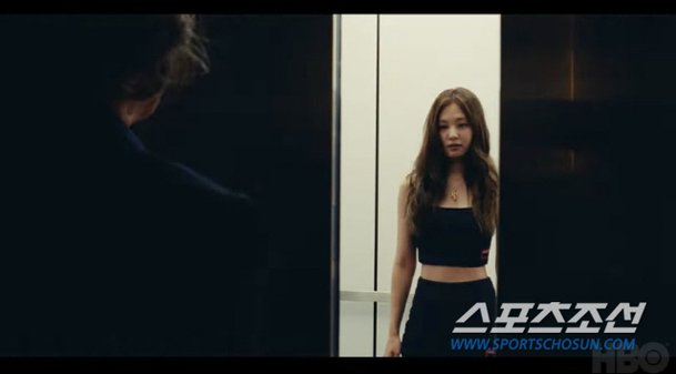 제니의 할리우드 진출작 디 아이돌 19금 느낌 계약서 받은 뒤 미소 짓고 엘리베이터에서 의미심장 표정 네이트 뉴스