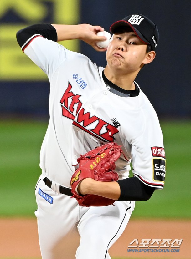 [WC1]승리에도 덤덤했던 KT 소형준 "오늘 내 투구는 60점" : 네이트 스포츠