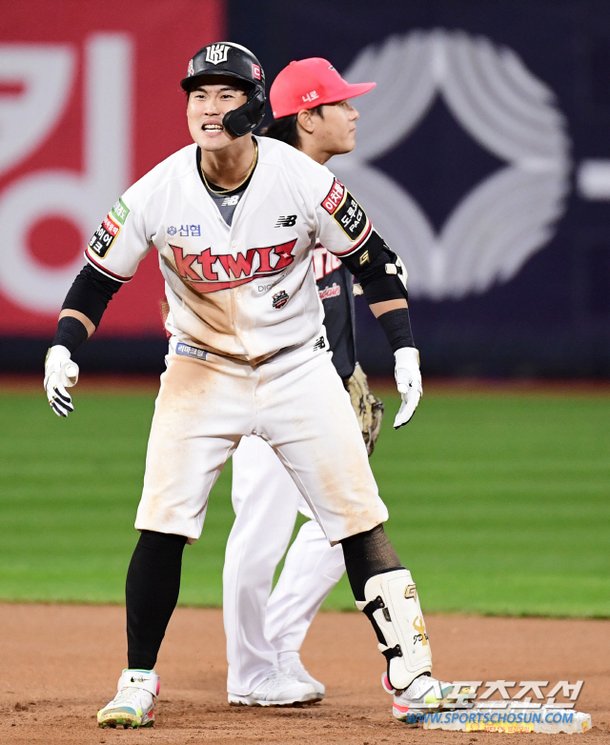 [WC1 MVP] 첫 출루+쐐기 싹쓸이…KT에는 '끝내주는 남자'가 있다 : 네이트 스포츠