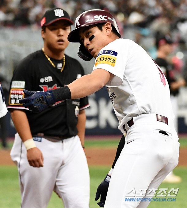 역시 바람의손자! 이정후, 또한번 KBO 역사에 이름 남겼다…가을야구 15G 연속 안타 '쾅' [준PO2] : 네이트 스포츠