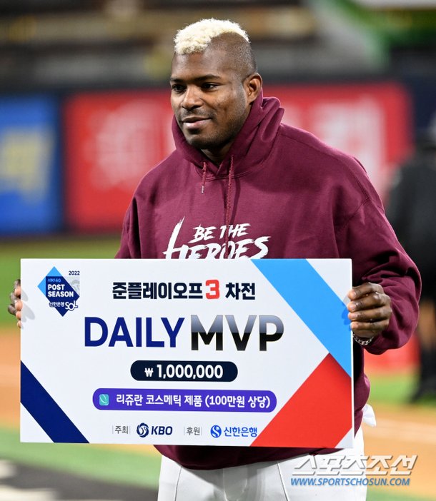 [포토] 푸이그, 준PO 3차전 데일리 MVP : 네이트 스포츠