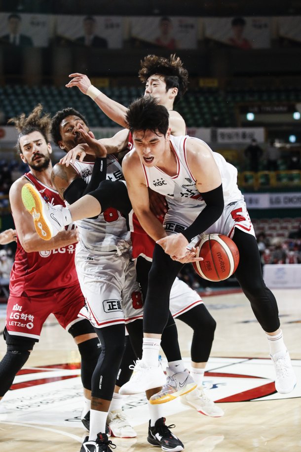 '4쿼터 집중력' 살아있던 KGC, LG에 역전승으로 1위 유지 : 네이트 스포츠