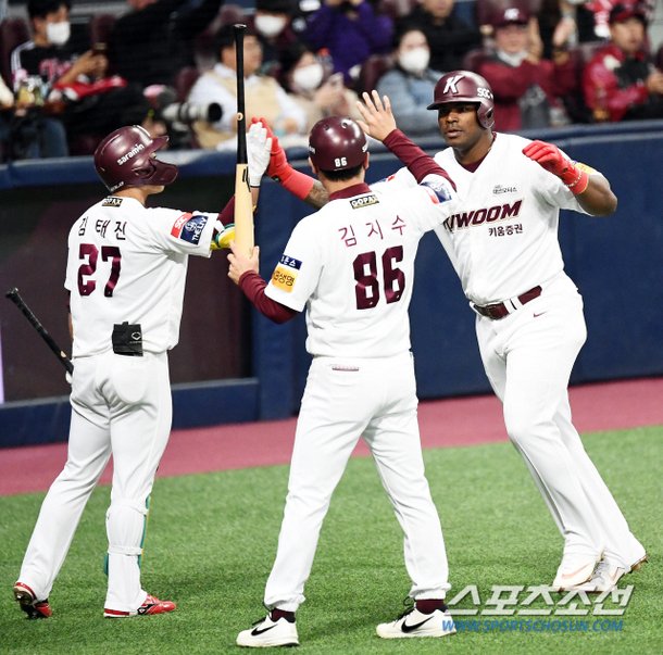 'SSG 나와라!' 키움, 3년 만에 KS 진출…LG, 20년 연속 KS 좌절 [PO4 리뷰] : 네이트 스포츠